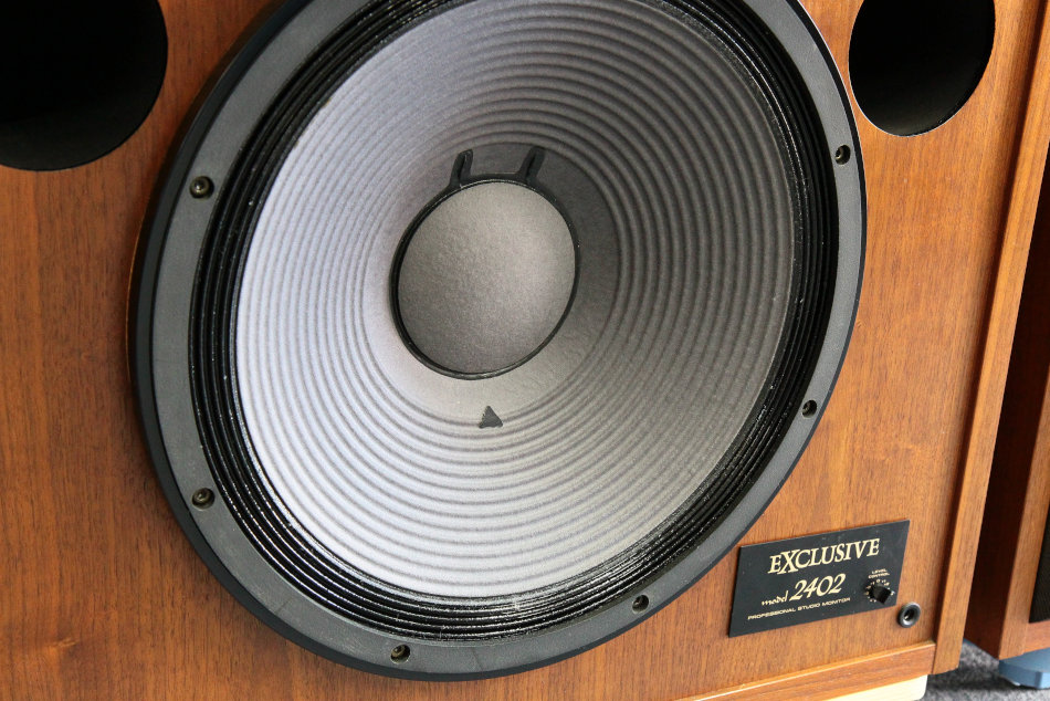 Exclusive model 2402: オーディオショップ店長の日記